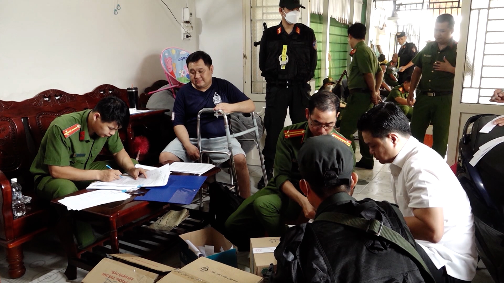 Bắt tạm giam đối tượng lừa đảo chiếm đoạt hơn 19 tỷ đồng - Truyền Hình ...