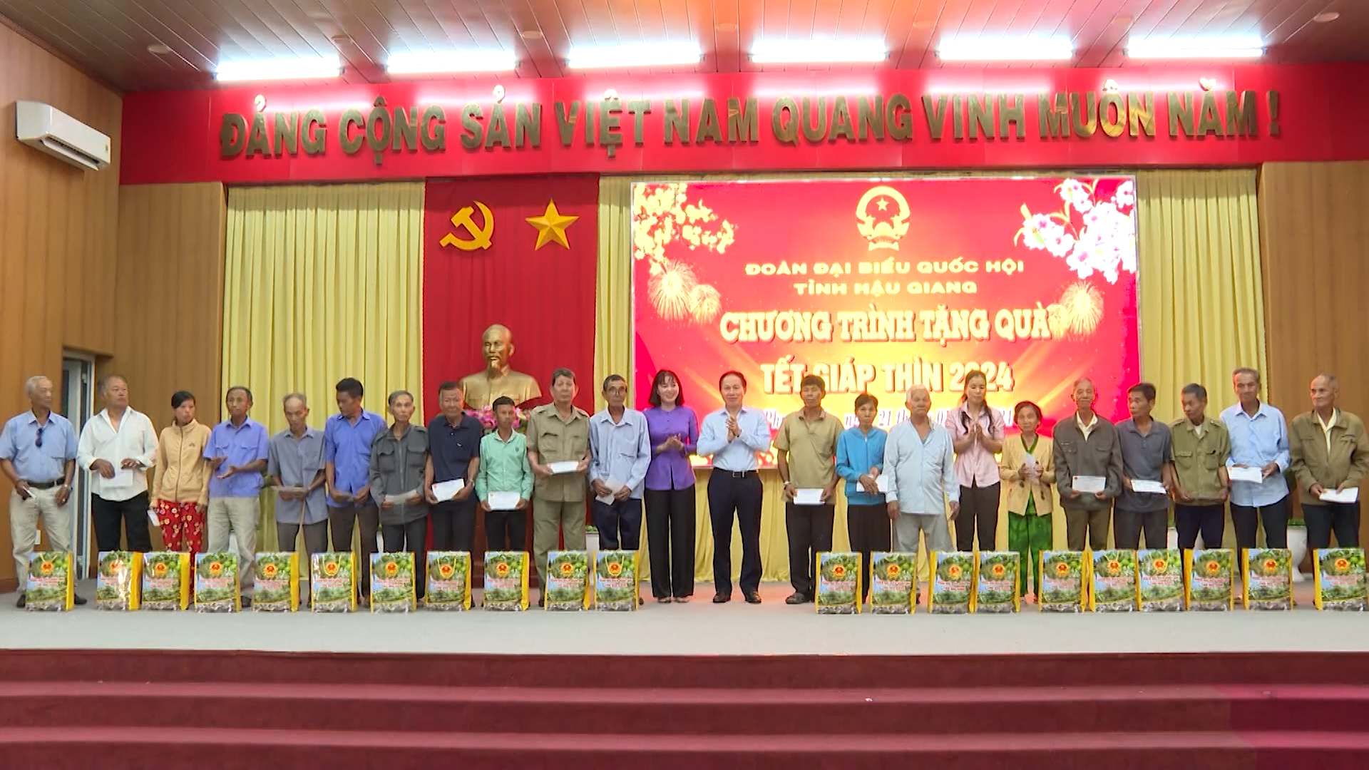 Đoàn đại biểu Quốc hội tỉnh Hậu Giang trao quà Tết Giáp Thìn 2024 ...